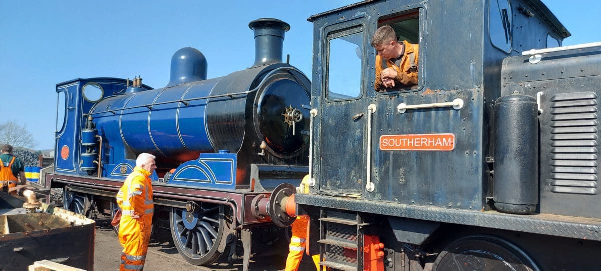No. 828 arrives at Tunbridge Wells | The Railway Hub