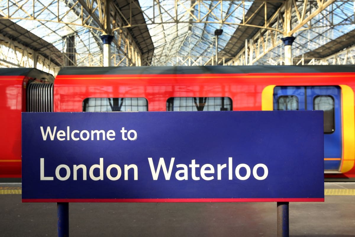 Customers warned to avoid Waterloo station due to 'major signalling ...